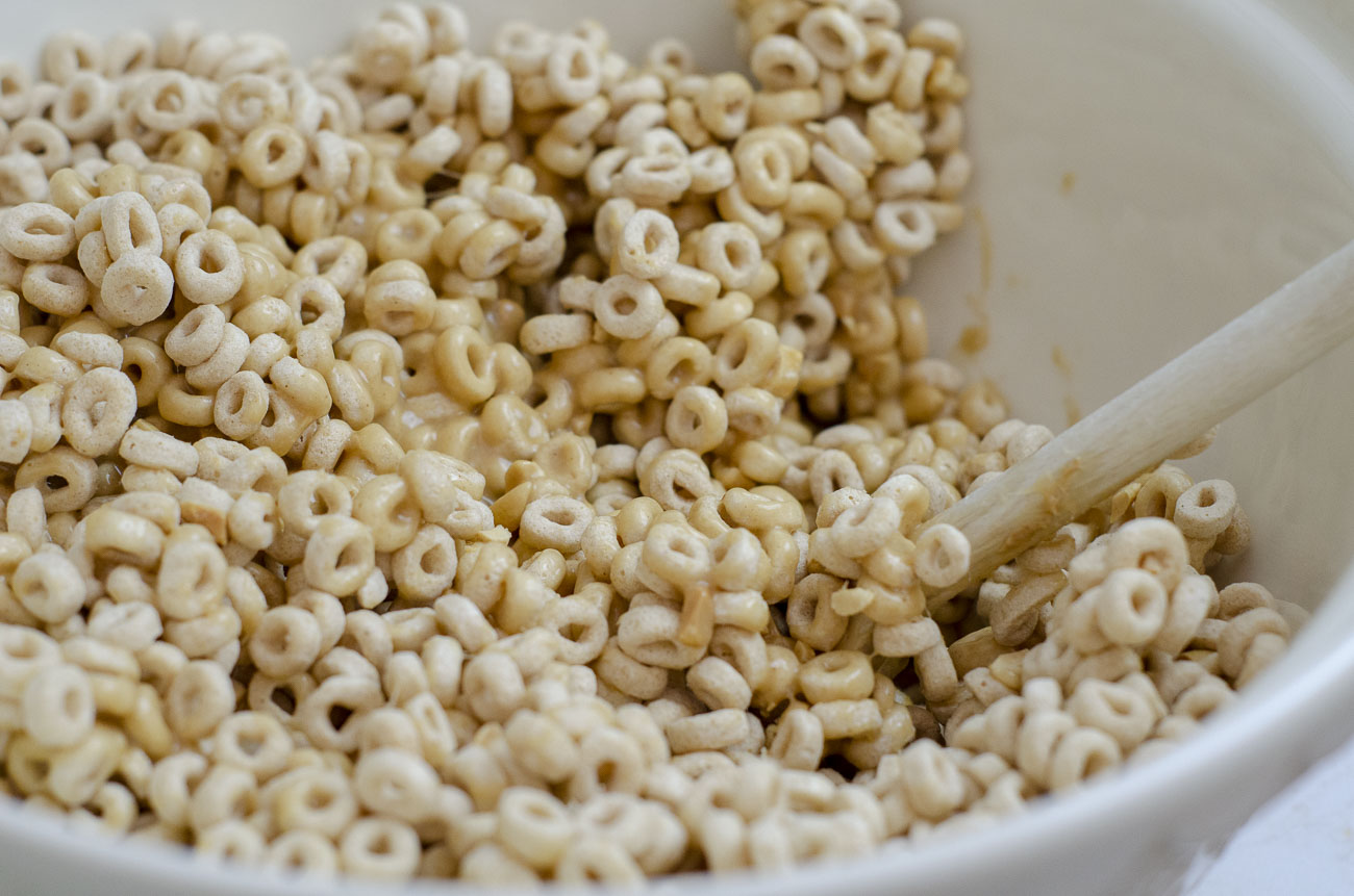 No-Bake Peanut Butter Cheerio Bars – Live Play Eat