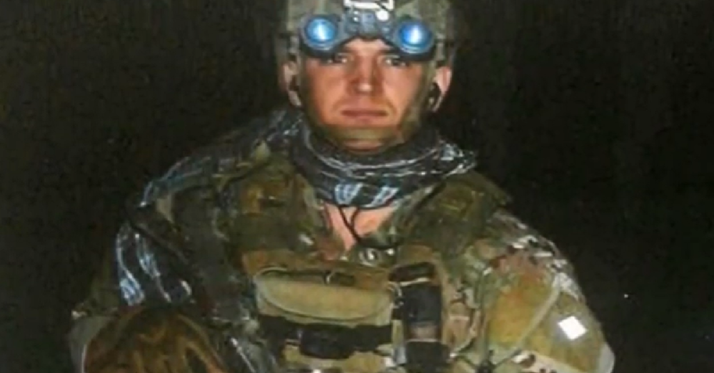 "Unconscious" Soldier Gives Surprise Salute After Receiving The Purple ...